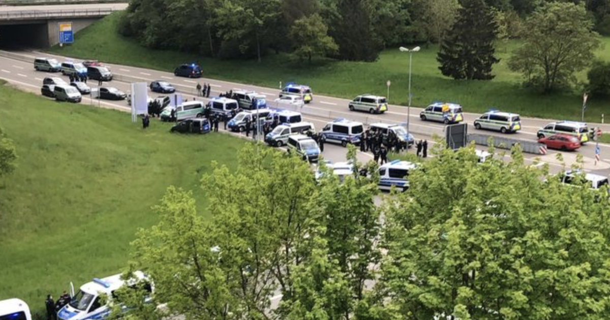 Fans von Hansa Rostock feiern Sieg auf der Autobahn bei Ingolstadt ...